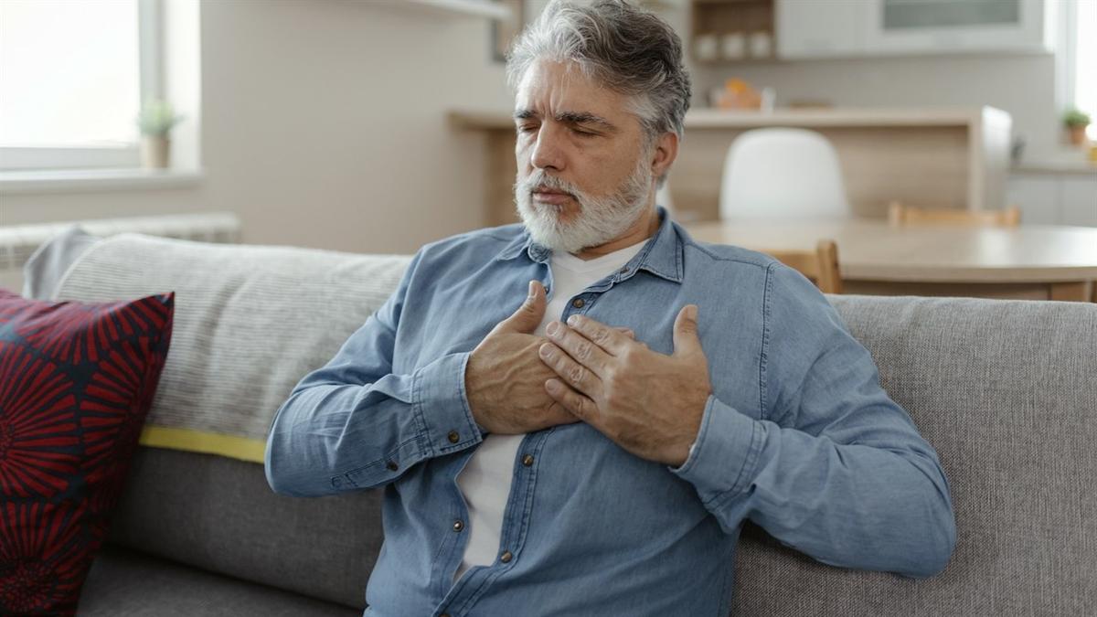 HJERTEINFARKT: Her er symptomene du må kjenne til – og råd om hva du ...